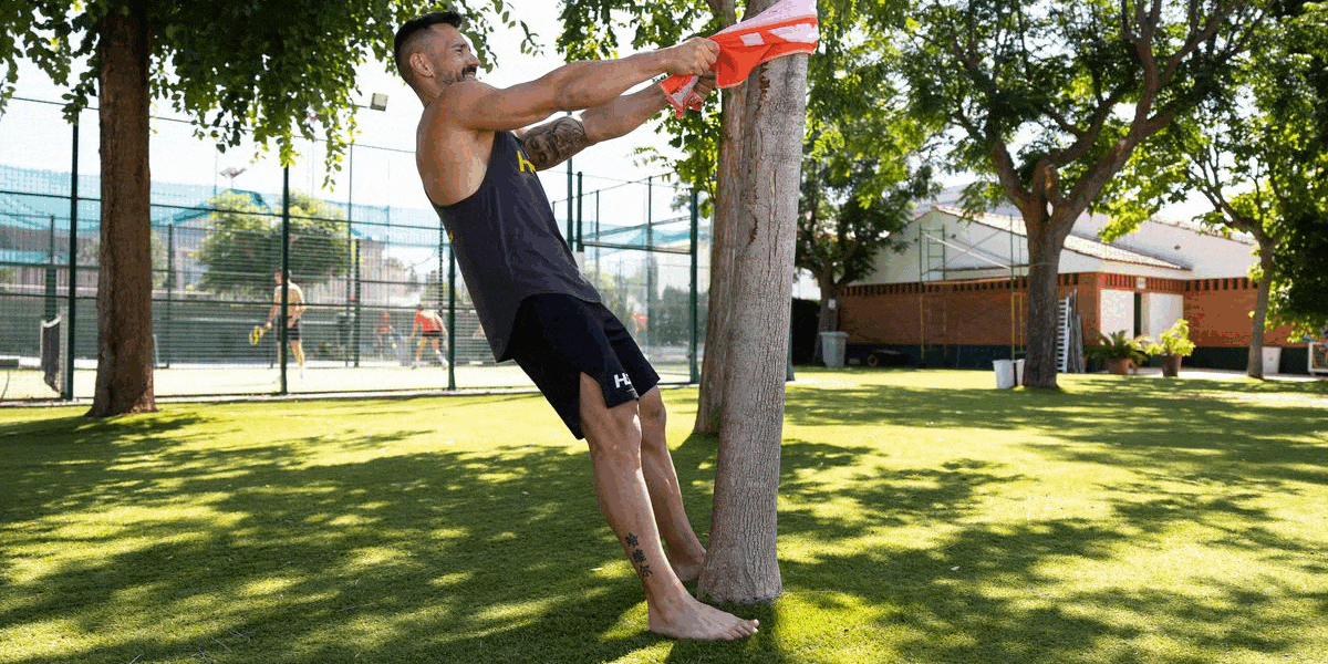 Entrena todo tu cuerpo con estos 16 ejercicios al aire libre