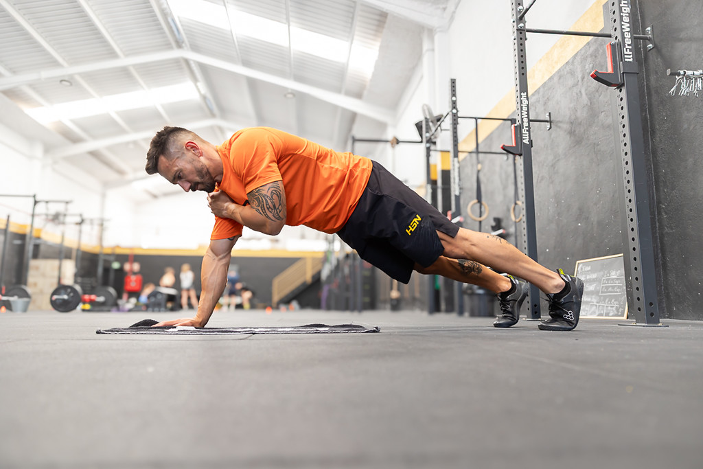 Cómo hacer planchas isométricas para marcar abdominales