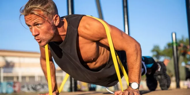 8 mejores ejercicios de pecho de con bandas elásticas