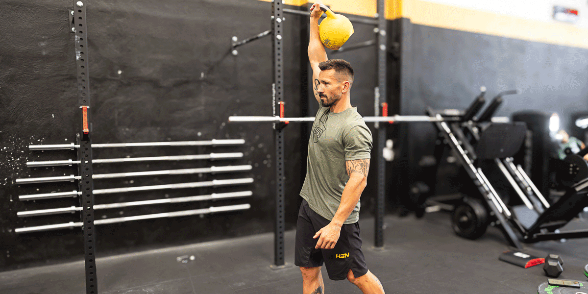 Technique pour bien faire l’Overhead Carry et renforcer le core